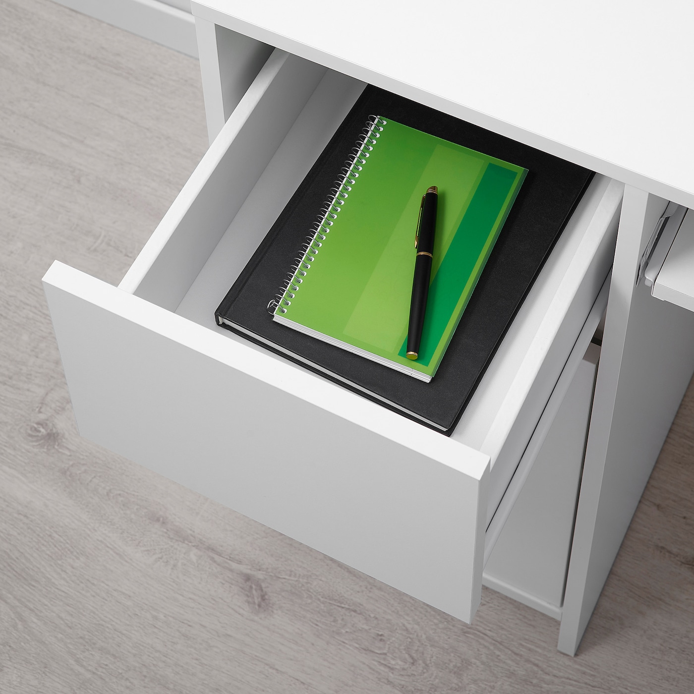 Ejler desk store